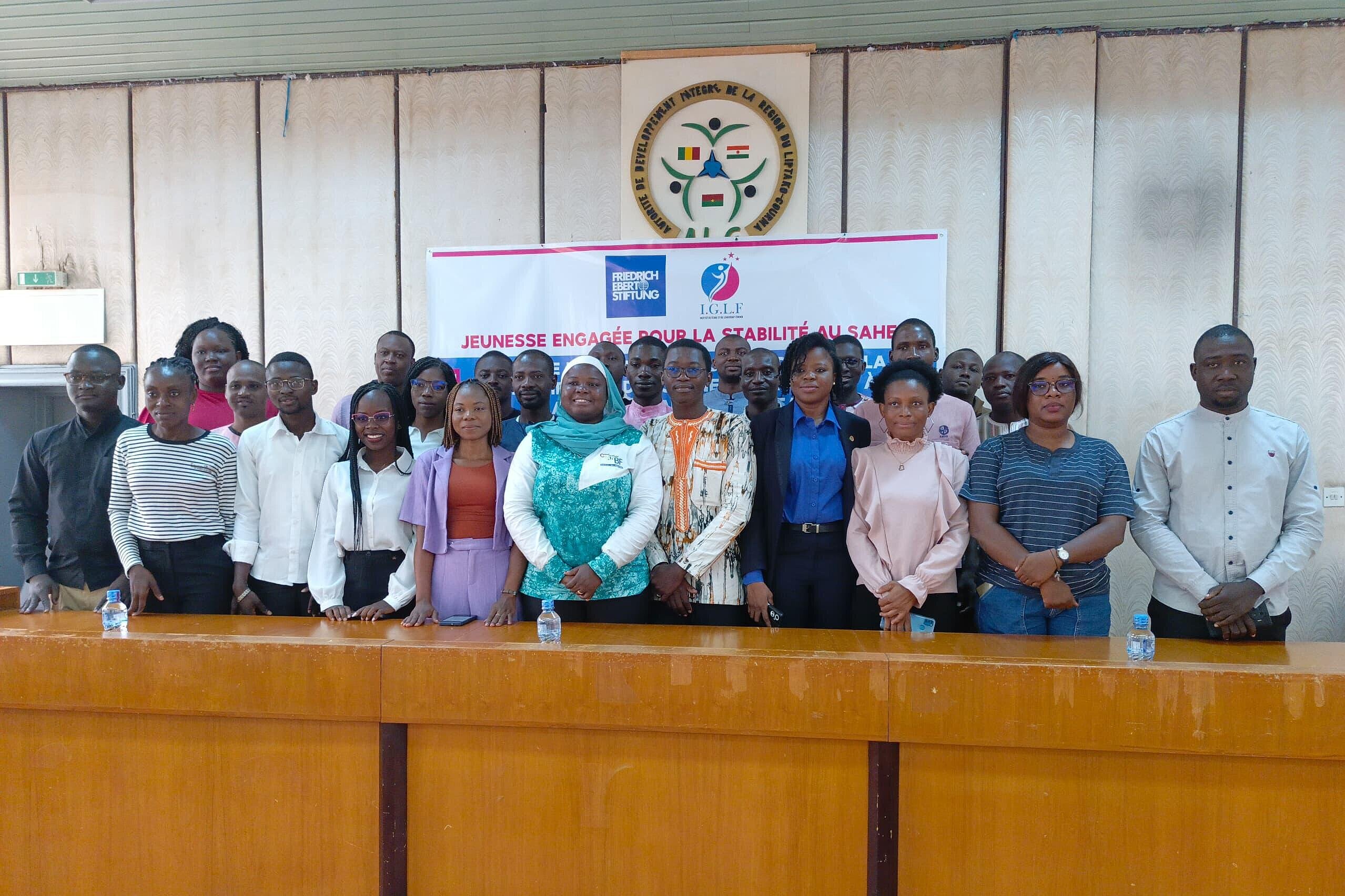 Journée de réflexion sur les défis de la participation des jeunes à la paix et à la stabilité au ...